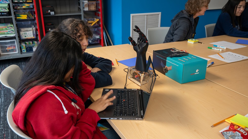 MSOE and Northwestern Mutual team up to offer “Girls + AI,” an Hour of Tech event | News | MSOE